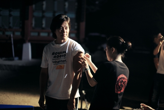 현역 의사, 이서진에게 주사기로 응원 - 아시아투데이