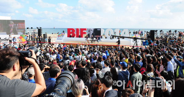 [19th BIFF]최민식 ‘부산시민들과의 즐거운 만남’ - 아시아투데이