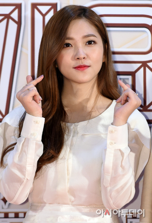 [포토]레드벨벳 예리 ‘얼굴만큼 사랑스러운 쌍하트’ (KBS 가요대축제) - 아시아투데이