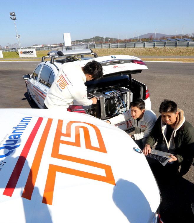 [포토] SKT-BMW, 세계 최초 ‘5G 커넥티드카’ 시동 - 아시아투데이