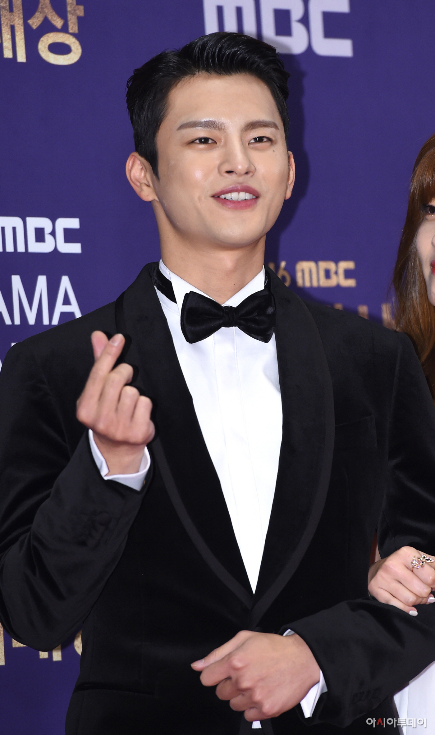 [포토]서인국 ‘하트 받으실래요?’ (2016 MBC 연기대상) - 아시아투데이