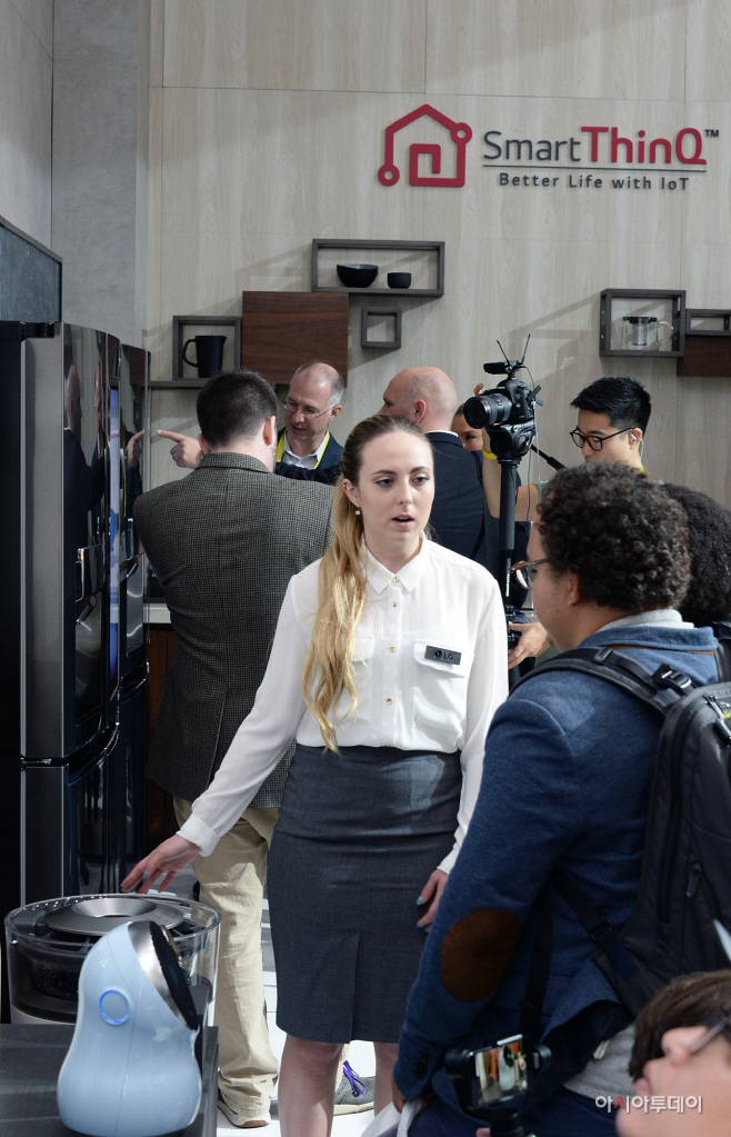 [CES 2017] LG전자 부스 찾는 관람객들 - 아시아투데이