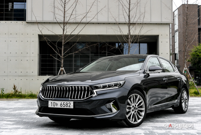 [시승기] 고급 세단에서 17km 연비라니… 잘 나가는 ‘K7 프리미어 하이브리드’ - 아시아투데이