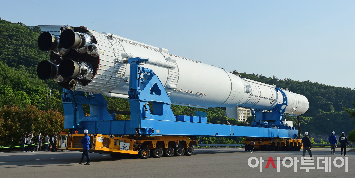 [포토] 한국형발사체 ‘누리호’ 발사대 이송 - 아시아투데이