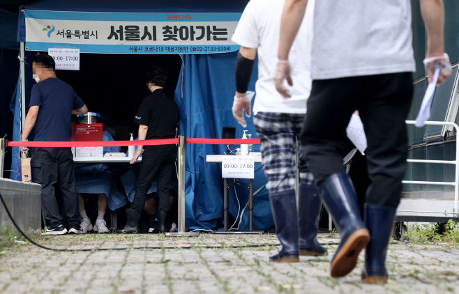 코로나19 신규 확진 1805명…연휴 끝 다시 급증 아시아투데이
