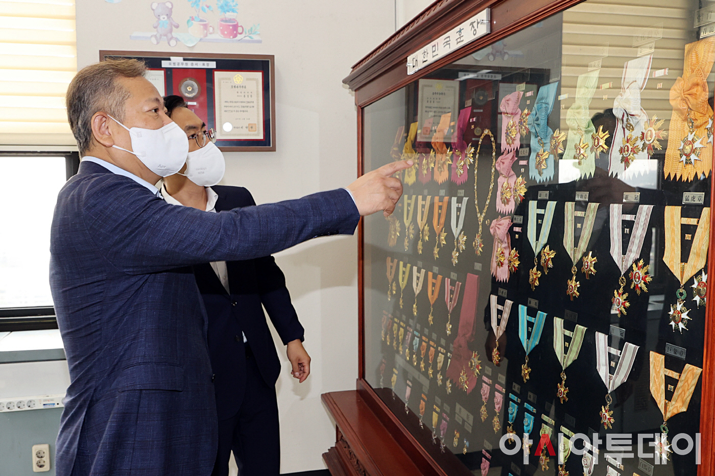 [포토]대한민국 훈장 살펴보는 이상민 행안부장관 - 아시아투데이