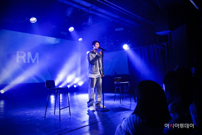“10년간 기다린 순간” 방탄소년단 RM, 롤링홀 ‘인디고’ 라이브 공연 영상 공개 - 아시아투데이