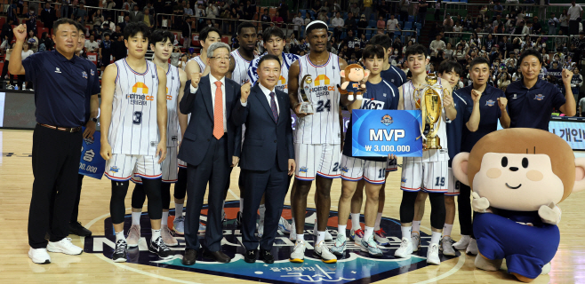 프로농구 부산 KCC 연고지 이전 후 경사, KBL 컵 대회 우승 - 아시아투데이