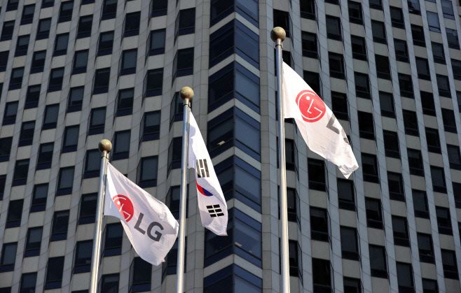 “단계적 손익 개선” LGD, 3Q 영업손실 6621억…적자폭 감소 (상보) - 아시아투데이