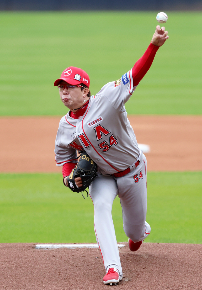양현종, KBO 역대 2번째 2000K 달성…최다 기록까지 46개 - 아시아투데이