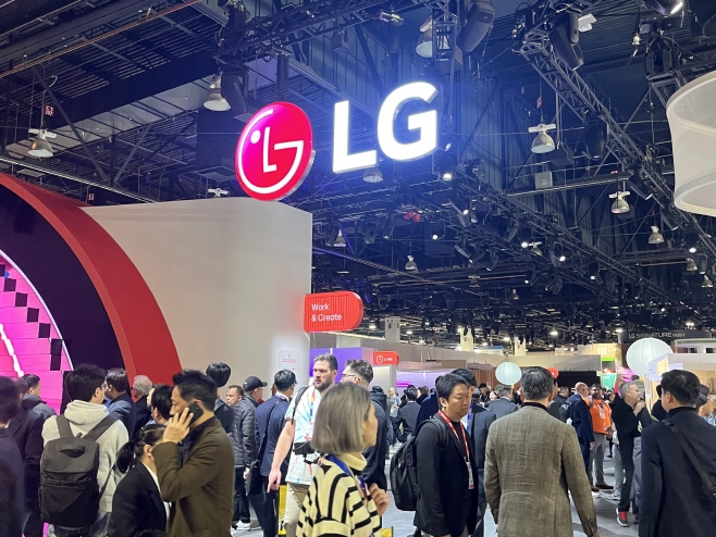 [포토] LG전자 CES2025 부스 관람 ‘대기중’ - 아시아투데이